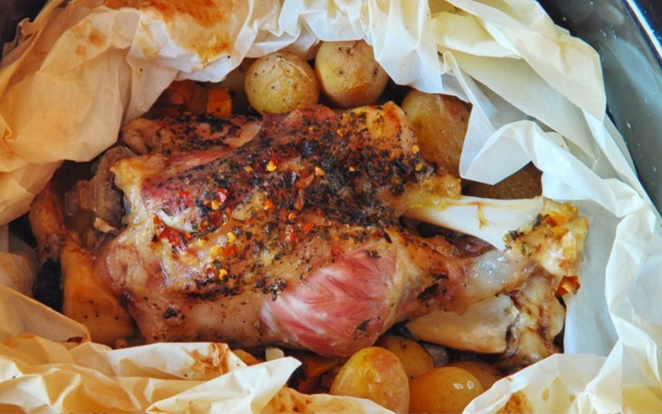 Κότσι χοιρινό με ένα μάτσο βότανα | Protagon.gr