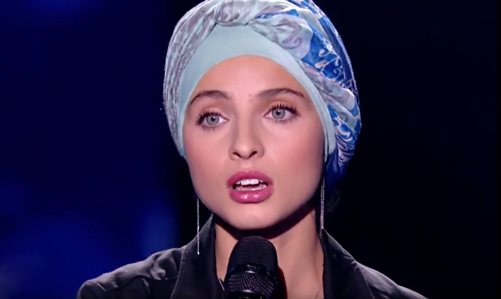 Η τραγουδίστρια με τη μαντίλα που γοήτευσε τη Γαλλία και αμέσως μετά τη ...