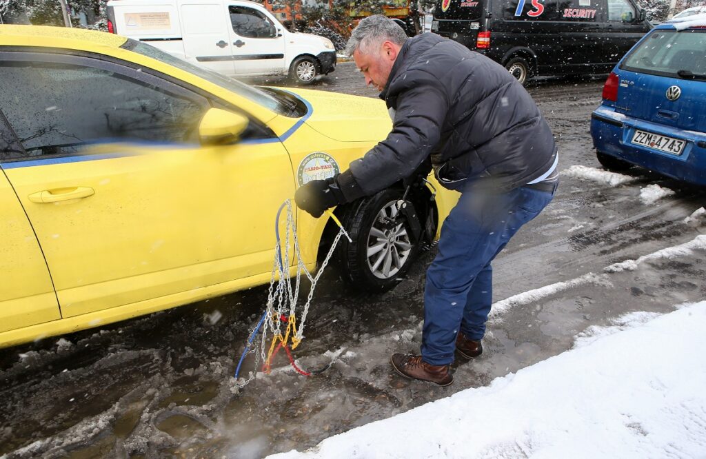Υποχρεωτικό μάθημα στις σχολές οδηγών η τοποθέτηση αλυσίδων | Protagon.gr