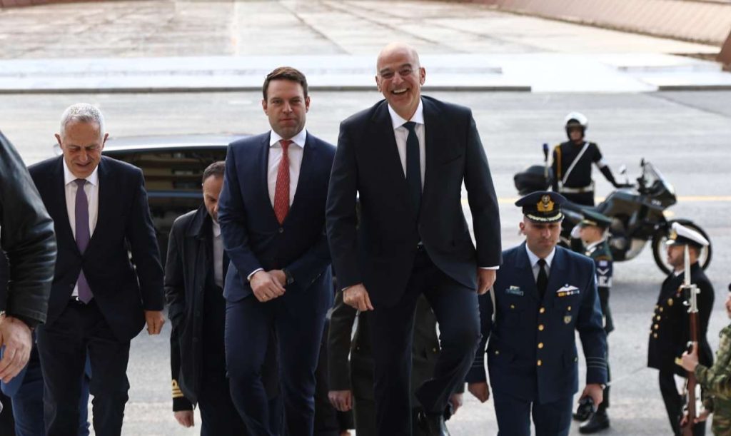 Με τον ναύαρχο Αποστολάκη ο Κασσελάκης στον Δένδια για τα F-35 | Protagon.gr