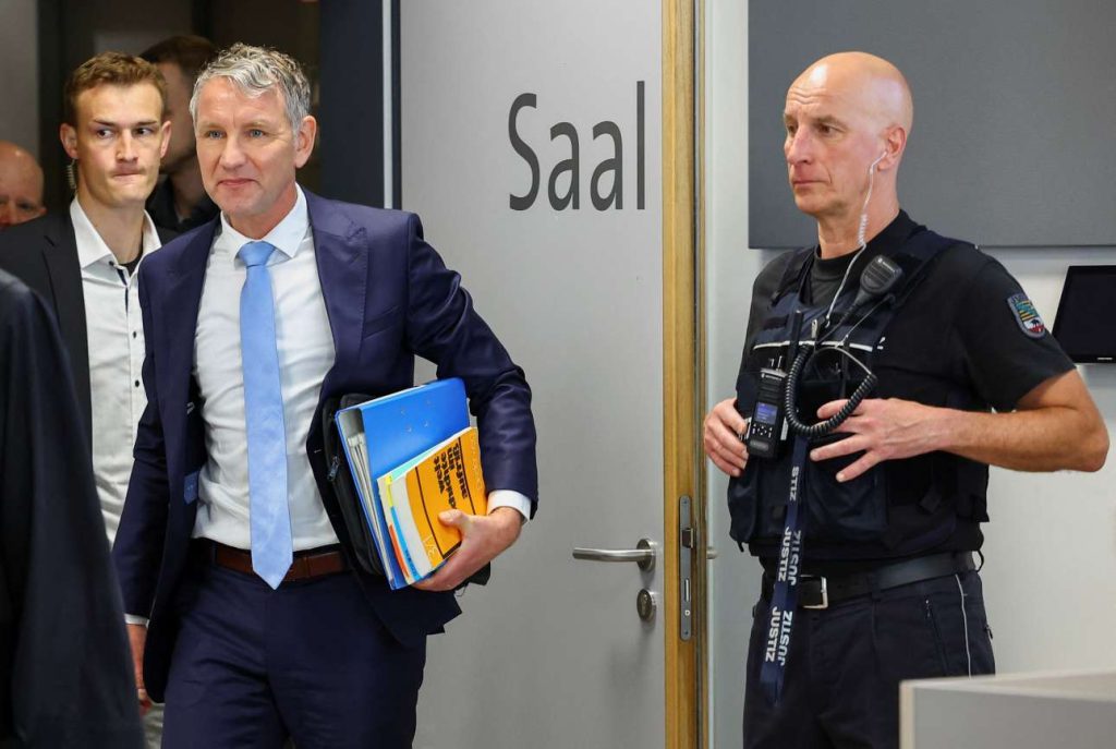 Γερμανία: Στο εδώλιο ο αρχηγός της AfD στη Θουριγγία για ναζιστικά συνθήματα | Protagon.gr