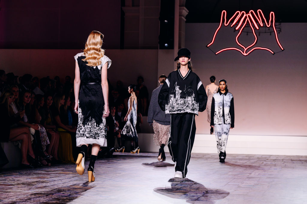 Ο Dior αποτίνει φόρο τιμής στο look της Μαρλένε Ντίτριχ | Protagon.gr