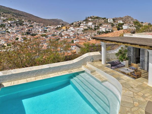 Μια υδραίικη βίλα για τους εραστές της ζωής | Protagon.gr