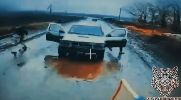 Ρωσικά drones στοχεύουν και καταδιώκουν Ουκρανούς στον «δρόμο του θανάτου» | Protagon.gr