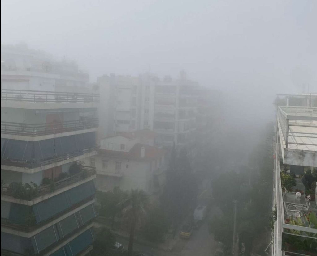 Πυκνή ομίχλη και αφρικανική σκόνη «σκέπασαν» τον αττικό ουρανό | Protagon.gr