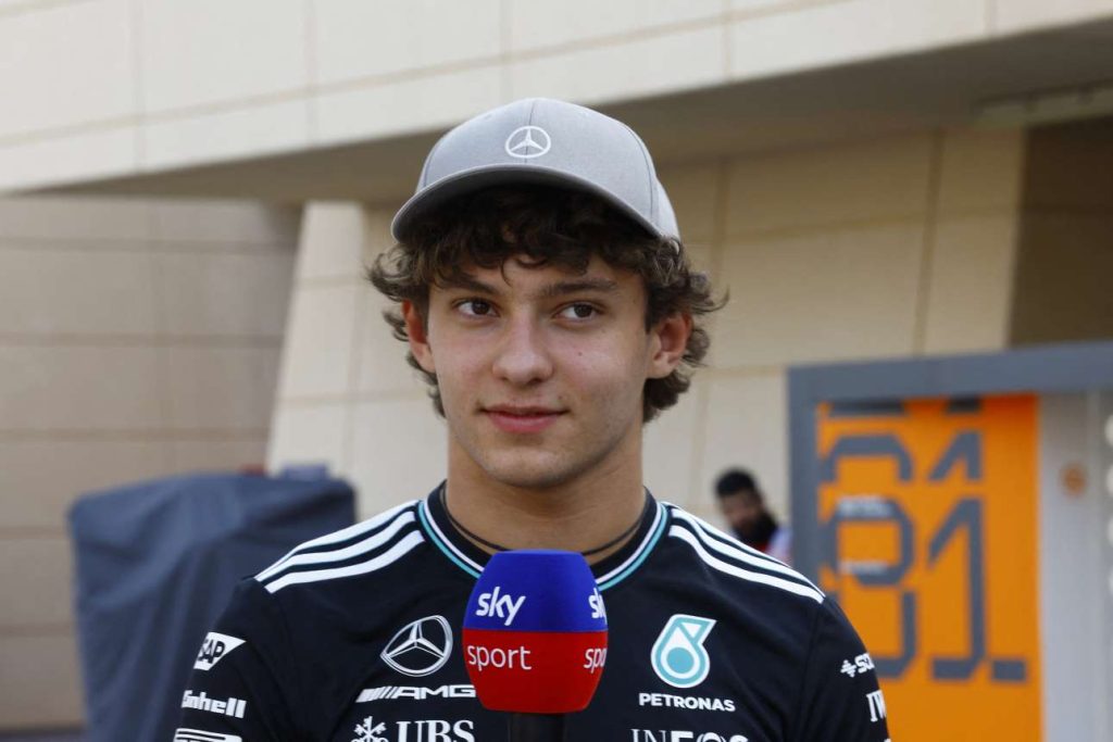 Ο Κίμι Αντονέλι είναι ο νέος ρούκι της F1 - αλλά δεν μπορεί να οδηγήσει το αυτοκίνητό του στο ...