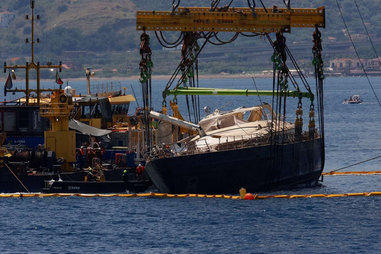 Σικελία: Ανασύρθηκε το γιοτ «Bayesian», δέκα μήνες μετά το ναυάγιο με τους επτά νεκρούς ...
