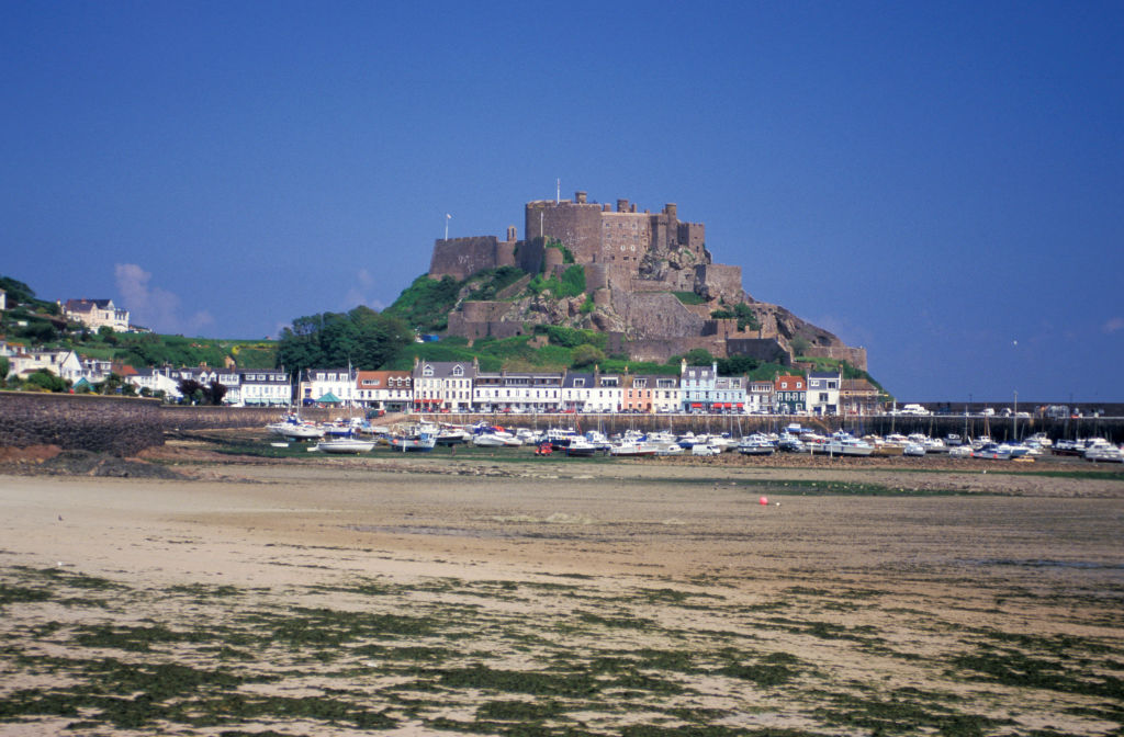 Το βρετανικό νησί με τη δική του γλώσσα, που το είχαν καταλάβει οι Ναζί | Protagon.gr