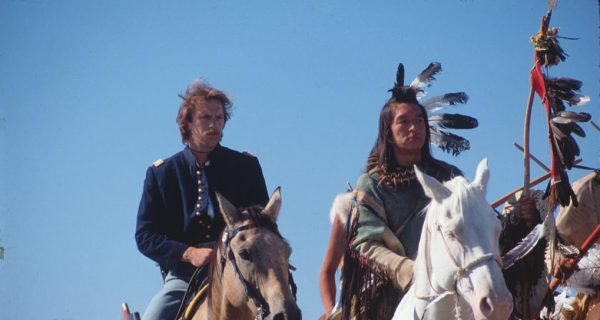 Πέθανε στα 73 του, ο ηθοποιός Γκράχαμ Γκριν, ο «Kicking Bird» στο ...