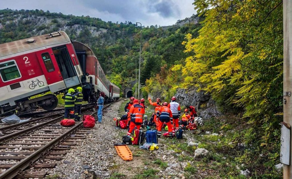 Μετωπική σύγκρουση τρένων στη Σλοβακία - Τουλάχιστον 66 τραυματίες | Protagon.gr