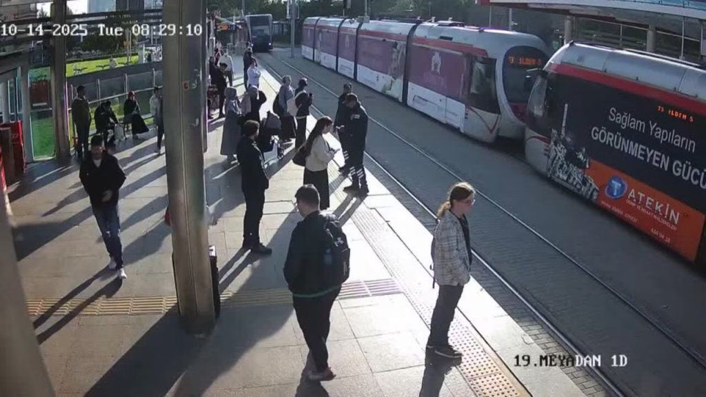 Τουρκία: Φύλακας σώζει κοπέλα λίγο πριν την χτυπήσει το τραμ | Protagon.gr