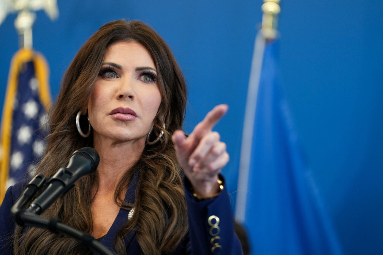 Επεισόδια στη Μινεάπολη για τη δολοφονία της 37χρονης από την ICE | Protagon.gr