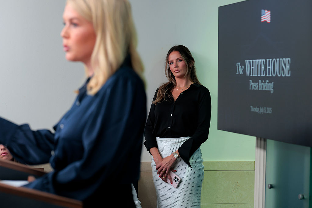 Η γυναίκα πίσω από τα social media του Τραμπ | Protagon.gr