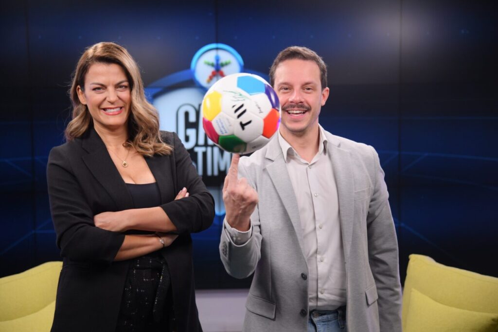 Ο Δημήτρης Μακαλιάς σκίζει το σενάριο και μετατρέπει το GAME TIME σε stand-up show | Protagon.gr