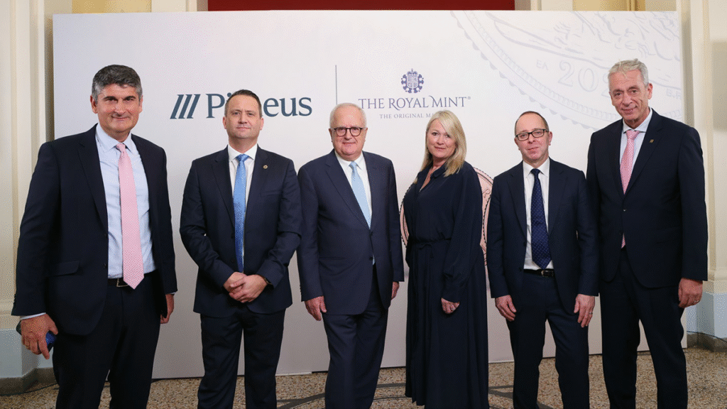 Το Βασιλικό Νομισματοκοπείο και η Πειραιώς παρουσίασαν τη Χρυσή Λίρα με το ελληνικό ιδιόσημο «ΕΛ ...